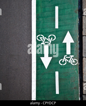 Green bicycle lane with road marking background texture Stock Photo - Alamy
