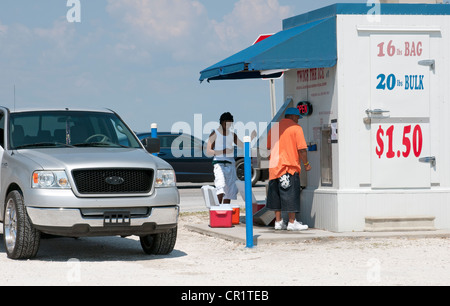 Buying ice from a roadside dispensing machine Florida USA Stock Photo ...