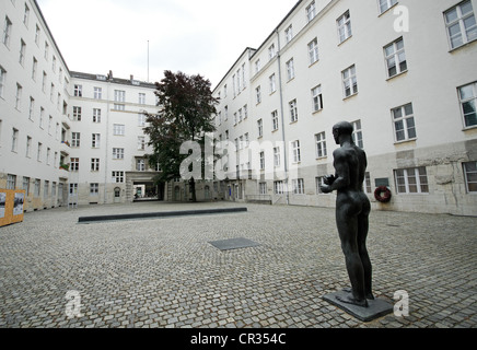 Bendlerblock, courtyard with the Memorial to the German Resistance ...