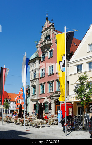 Germany, Bavaria, Mindelheim, town hall on Marienplatz with statue of ...