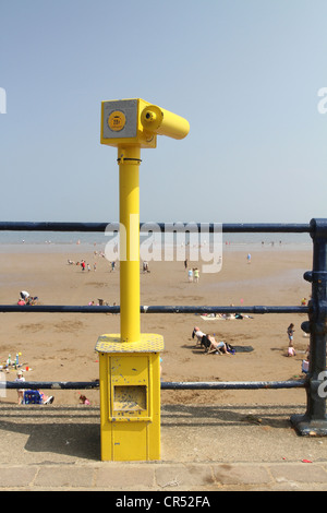 Filey beach on a bank holiday Mondy Stock Photo - Alamy
