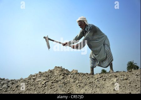 Old man digging a fish pond, Basti Lehar Walla village, Punjab ...