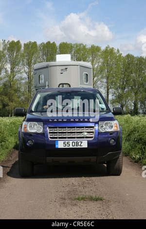 Land Rover Freelander 2 towing Ifor Williams horse trailer Stock Photo ...