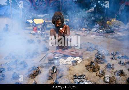 Dhuni-Tapa, symbolic self-sacrifice of sadhus to the Agni, the God of ...