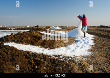 Salt production, the transport of the salt is done by hand, Malya ...
