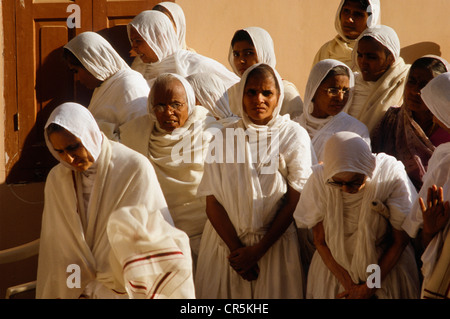 Jain-nuns mourning their passed away member Stock Photo - Alamy