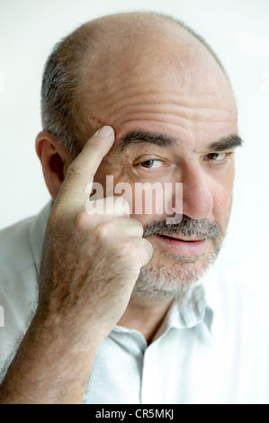 Man tapping his forehead Stock Photo - Alamy