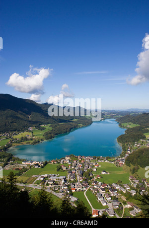 Fuschl am See: lake Fuschlsee, view to Fuschl town, mountain Schober ...