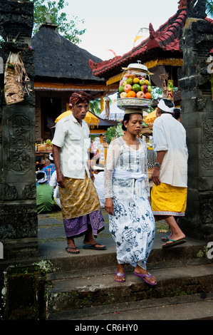 Balinese people praying, Odalan temple festival, Sidemen, Karangasem ...