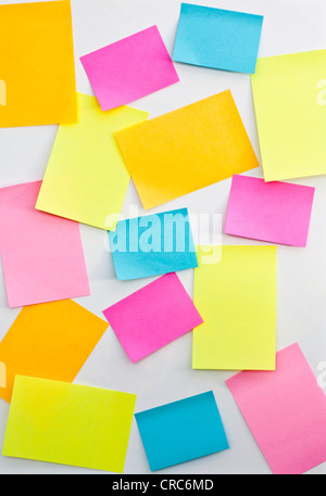 Post it notes stuck to a board/wall Stock Photo - Alamy