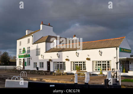 The Waterside Inn and Mountsorrel Lock on the River Soar ...