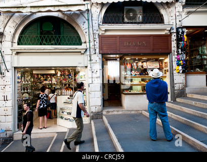 Souvenir and tourist shops, Rialto bridge, Venice, Italy Stock Photo - Alamy