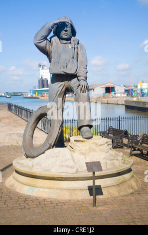 RNLI Lifeboatmen statue, Lowestoft Stock Photo - Alamy