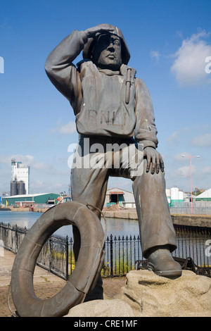 RNLI Lifeboatmen statue, Lowestoft Stock Photo - Alamy