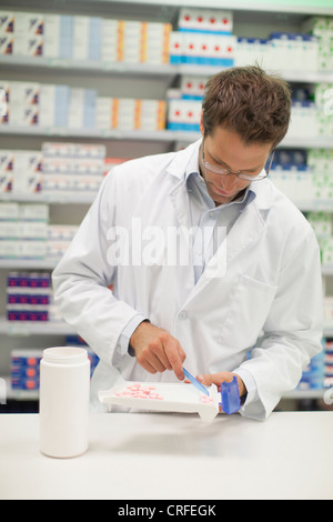 Counting medicine at pharmacy Stock Photo: 93701993 - Alamy