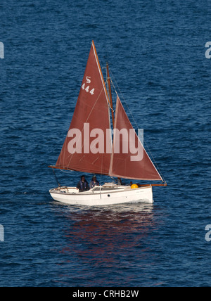 Sailboat with red sails, Cornwall, UK Stock Photo - Alamy