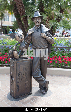 "Storytellers, " a statue of Walt Disney and Mickey Mouse, in the ...