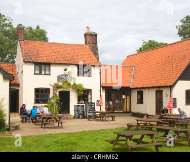 The Lock Inn Geldeston Lock Norfolk England Stock Photo - Alamy