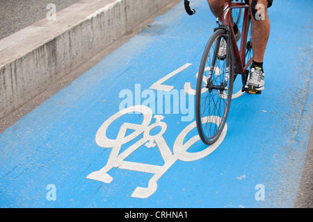 A cyclist on the CS7 cycle path in London, UK Stock Photo - Alamy