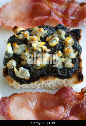 Laver Bread with Cockles on Toast - a Welsh Breakfast Delicacy Stock ...