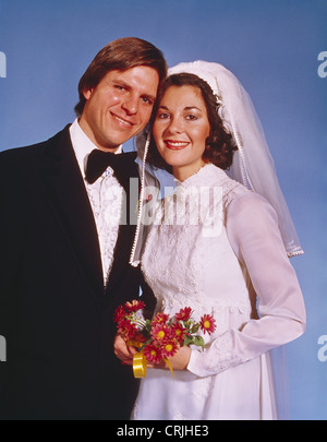 Smiling wedding couple Stock Photo - Alamy