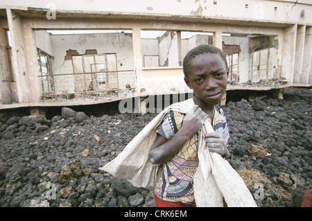 Street child after the volcanic eruption in Goma Stock Photo - Alamy