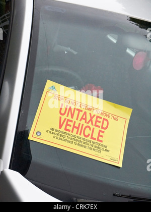 Untaxed vehicle warning sticker on windscreen Stock Photo - Alamy