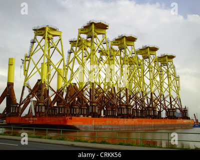 Steel jackets for offshore wind energy production on a barge without ...