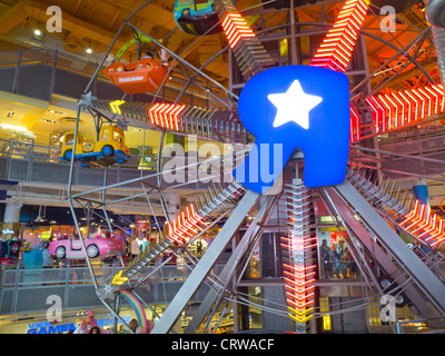 Indoor ferris wheel at the Toys 'R' Us store at Times Square in ...