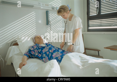 ELDERLY HOSP. PATIENT W. DOCTOR Stock Photo - Alamy