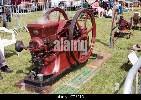Amanco stationary engine running at show Stock Photo - Alamy