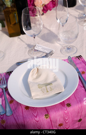 white plate table setting on wooden table Stock Photo - Alamy