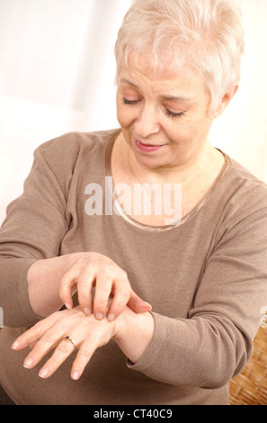 ITCHING IN AN ELDERLY PERSON Stock Photo - Alamy