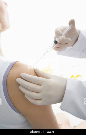 INFILTRATION IN A SHOULDER Stock Photo - Alamy