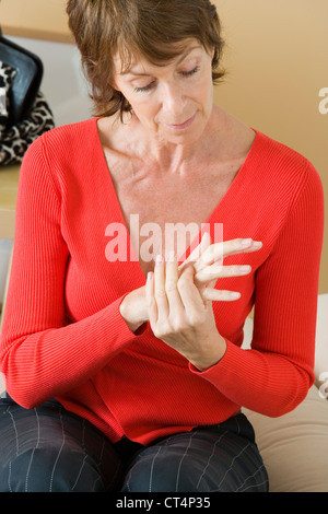 ELDERLY PERS. WITH PAINFUL HAND Stock Photo - Alamy