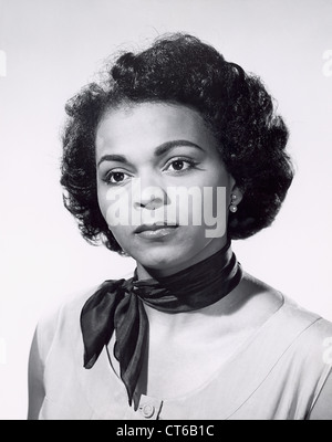 Portrait of a serious african american female soldier in camouflage ...