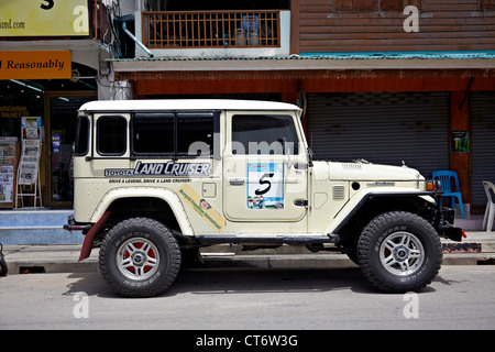 Toyota Land Cruiser Side View Stock Photo - Alamy