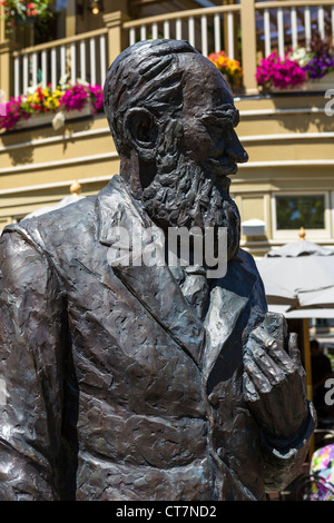 Statue of George Bernard Shaw outside the Shaw Cafe on Queen Street ...