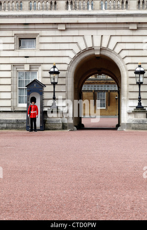 Guard and sentry box, Buckingham Palace, London Stock Photo - Alamy