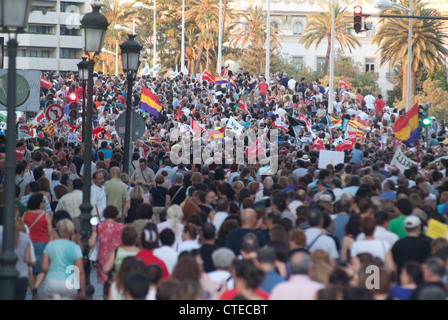 Spanish workers are protesting the cuts in social and economic ...