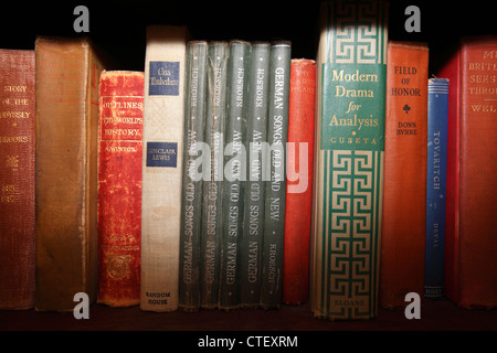 Library books on shelves Stock Photo - Alamy