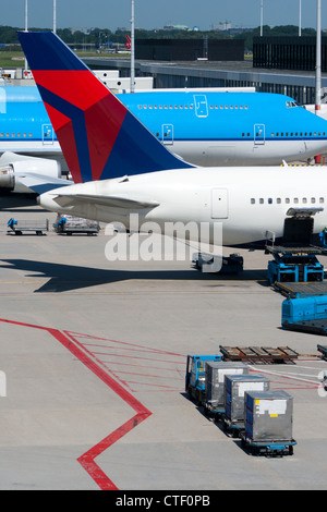 Loading platform of air freight to the aircraft Stock Photo - Alamy