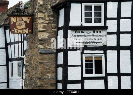 Old fashioned English pub, building dates back to the 16th century ...
