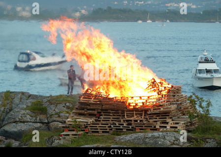 Burning wooden pallets Stock Photo: 25292333 - Alamy