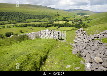 Litton Village and dry stone wall, Derbyshire, England, United Stock ...