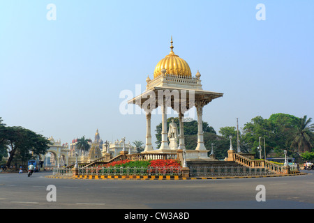 India, Mysore. A statue of the Maharaja Krishnaraja Wodeyar in the ...