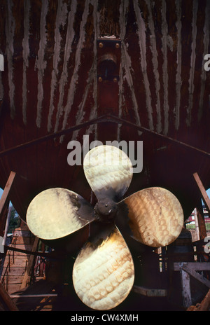 Old boat propellers Stock Photo - Alamy