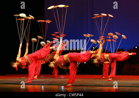 Beijing, Artistes juggling with plates Stock Photo - Alamy