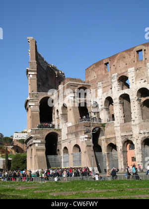 Italy, Rome, Latium, Colosseum, tourists in the rain Stock Photo - Alamy