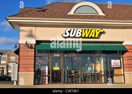 Typical American strip mall Stock Photo - Alamy